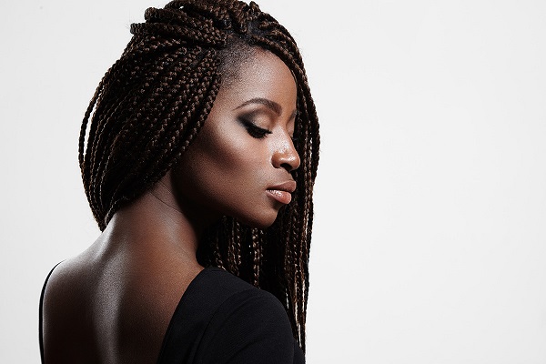 Due innovative idee per capelli afro lunghi, ricci e treccine