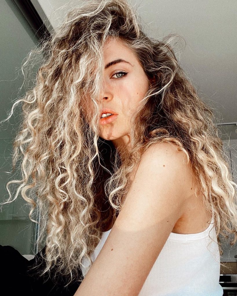 Idea taglio lungo per capelli molto ricci e biondi