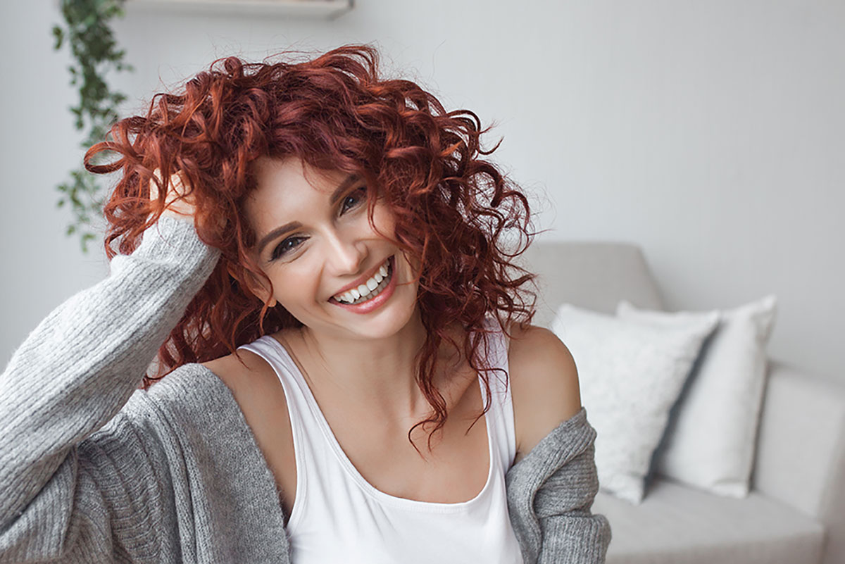 Bellissima idea per capelli lunghi e ricci, di colore rosso