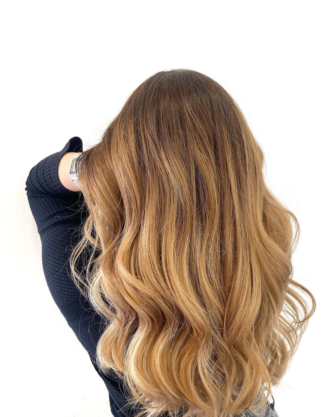 Capelli con base castana e meches color miele