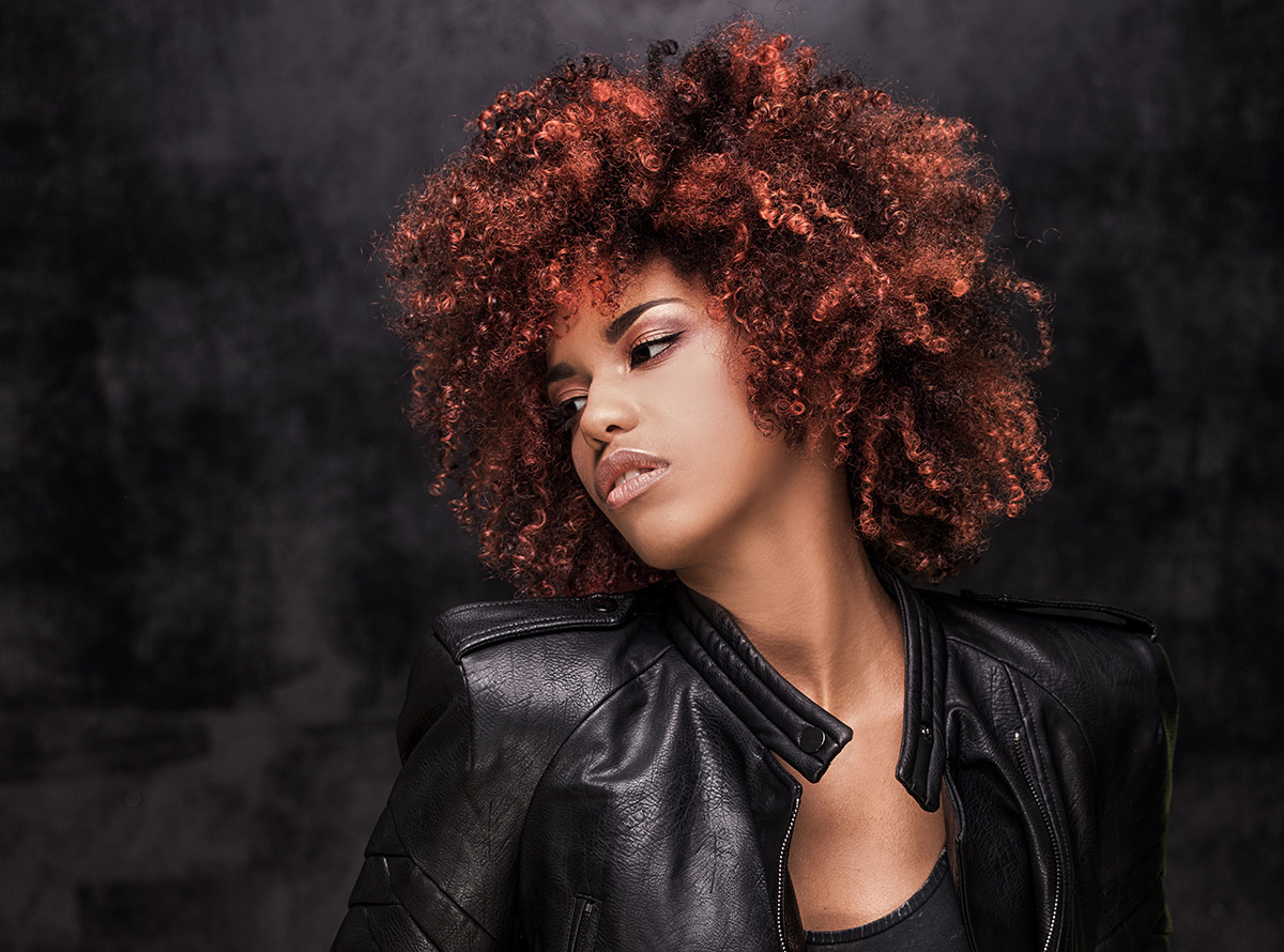 Capelli ricci/afro rosso scuro, passione e originalità