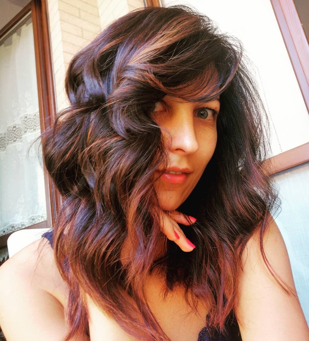 Colpi di sole su capelli neri mossi, proviamo l'estate 2022 addosso