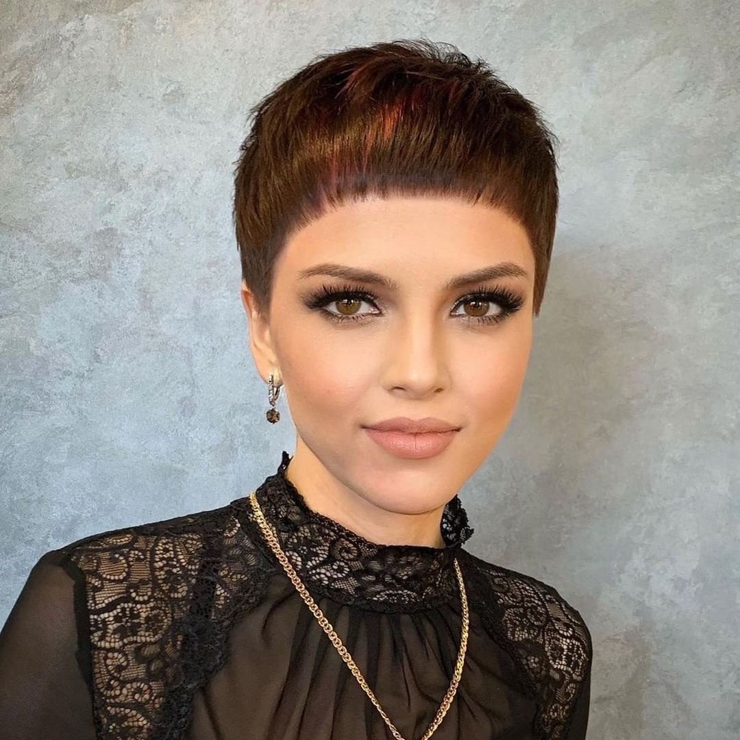 Cosa fare se la frangia è troppo corta? Le foto e i consigli per rimediare