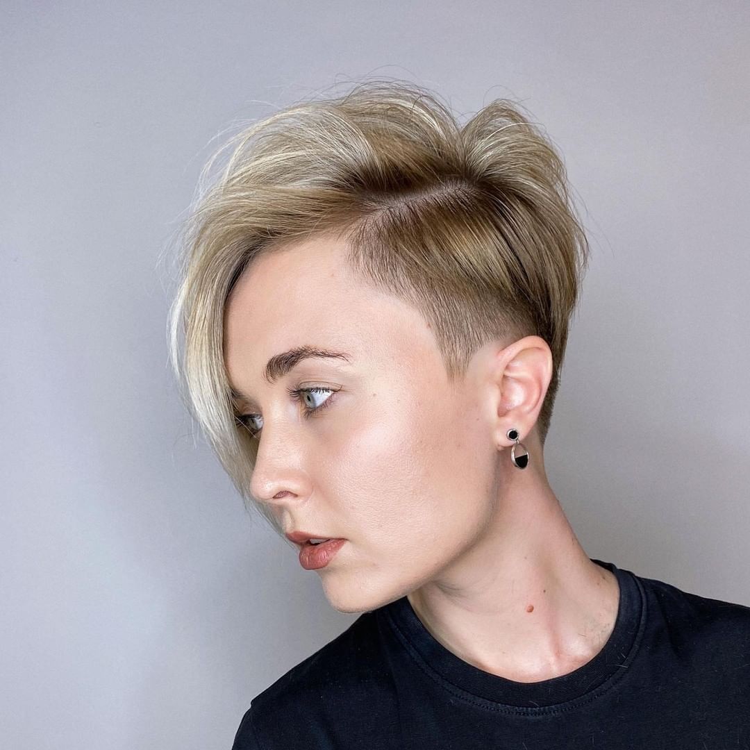 Taglio pixie cut con ciuffo lungo laterale per chi ama i capelli biondi