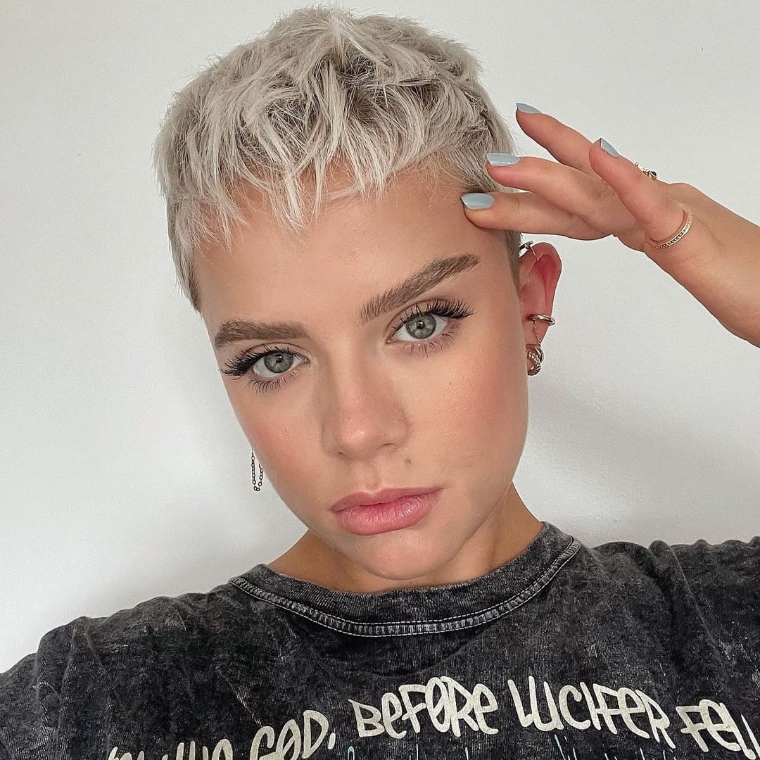 Pixie semplice corto e biondo, effetto wet ossigenato, foto del taglio ...