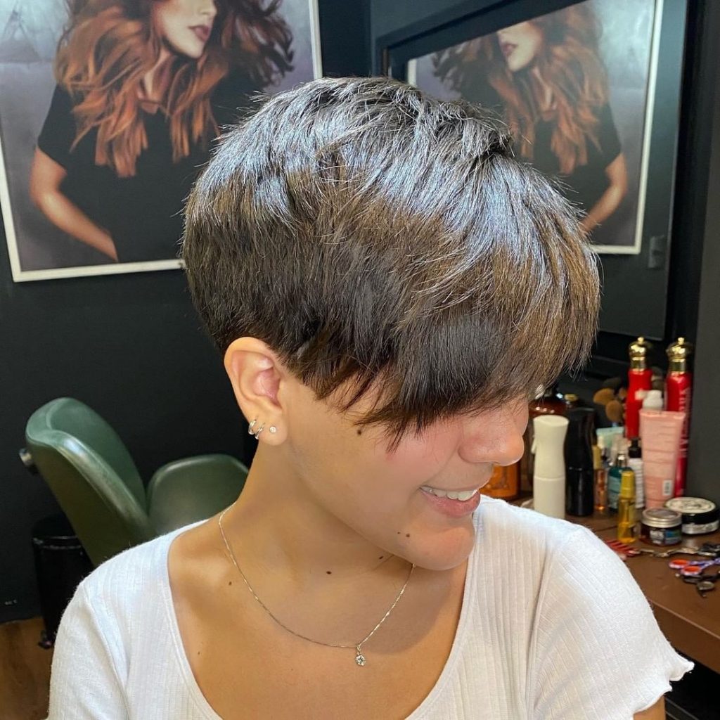 Taglio in stile pixie lungo, capelli mossi e rossi