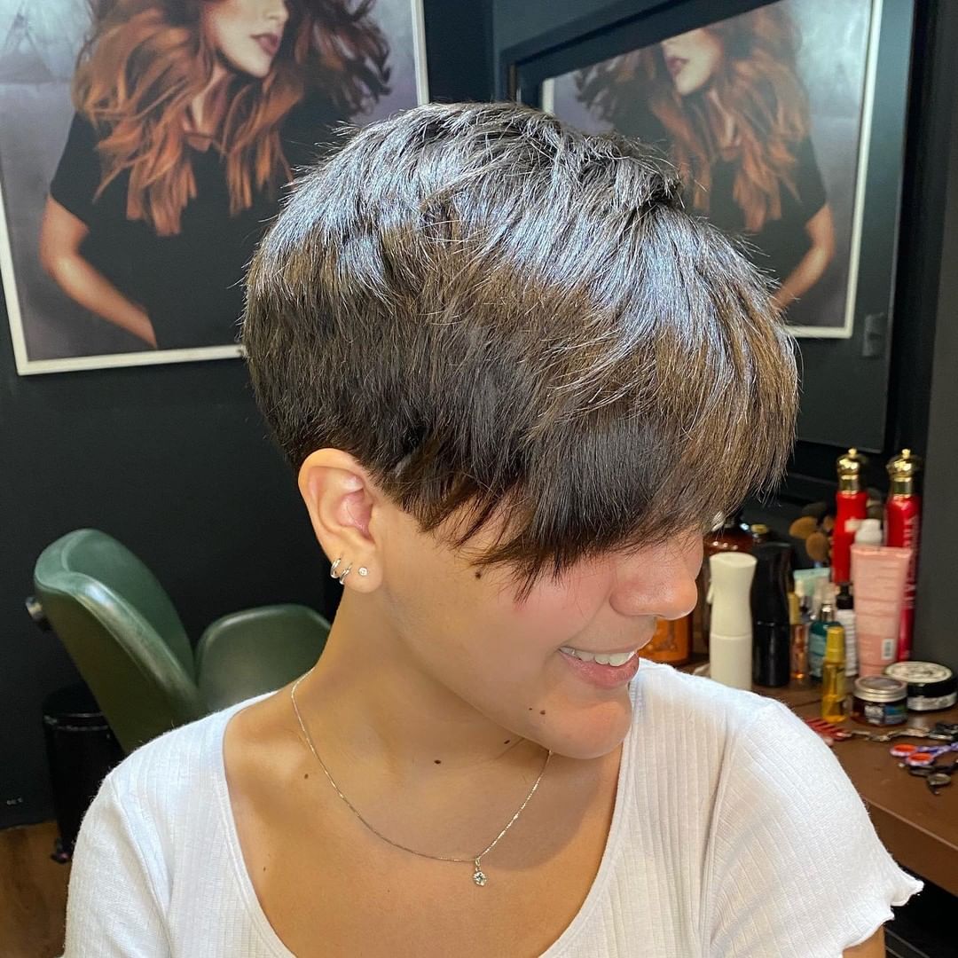 Cambio look dal taglio corto mosso a quello liscio: un pixie cut con ...