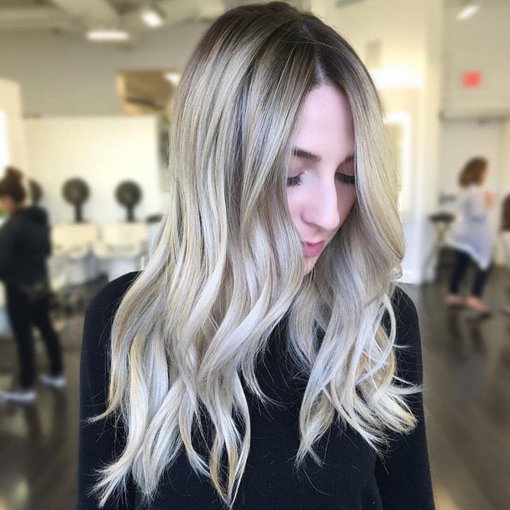 Balayage biondo freddo su capelli medi e lunghi, look simili da cui ...