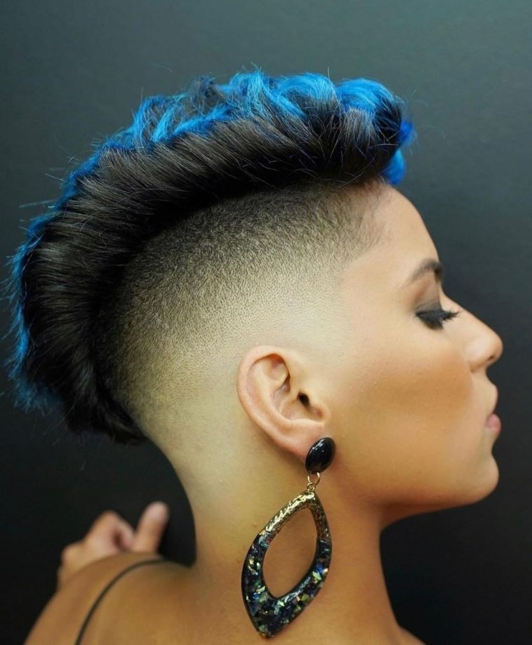 Capelli corti blu scuro, con sfumatura molto originale e rasatura ...