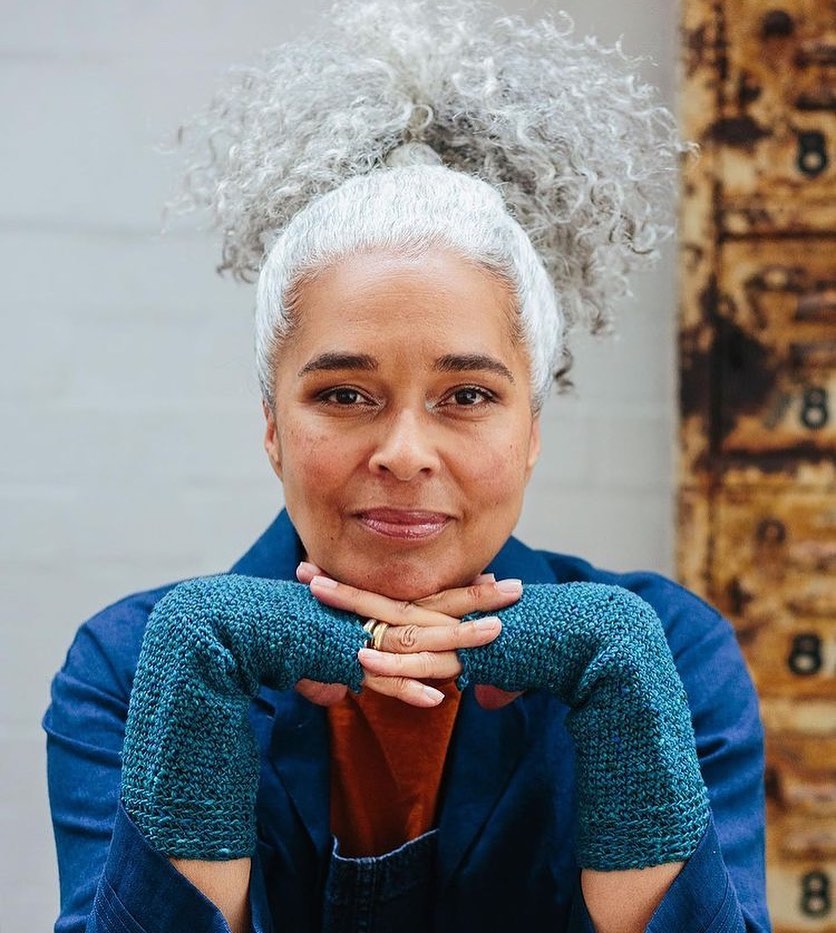 Capelli grigi a vent'anni? Ecco perché non bisogna preoccuparsi.