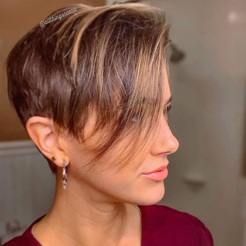 Taglio pixie cut molto corto, scalato con ciuffo laterale lungo e sfumato