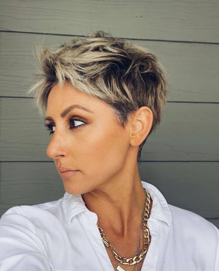 Taglio pixie cut molto corto con due colorazioni e ciocche scalate ...