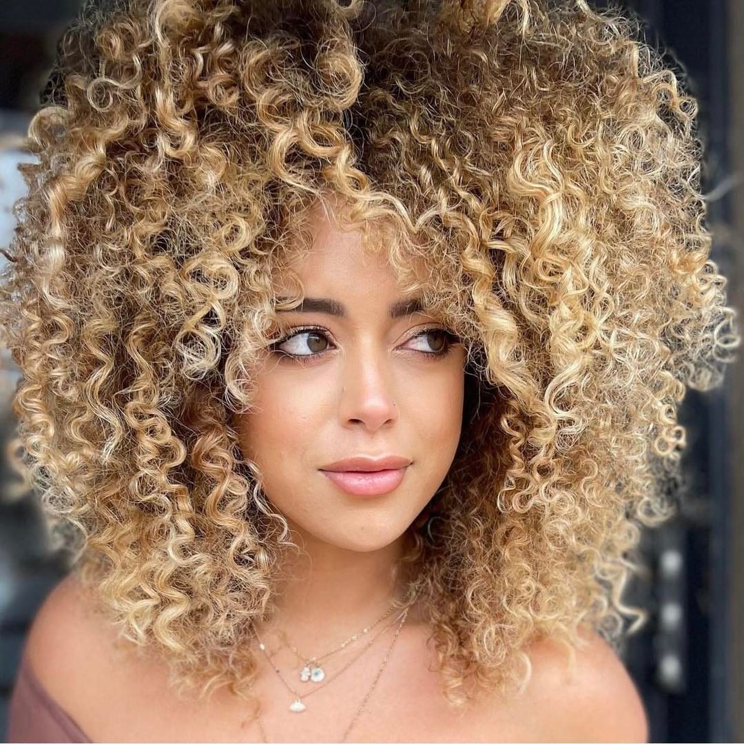 Balayage su capelli ricci di ogni lunghezza, ecco qualche look da copiare!