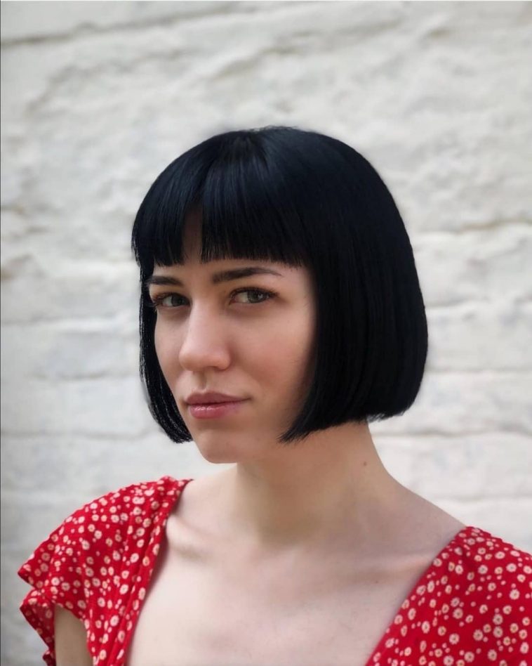 Caschetto alla francese scuro, con frangia dritta sulla fronte