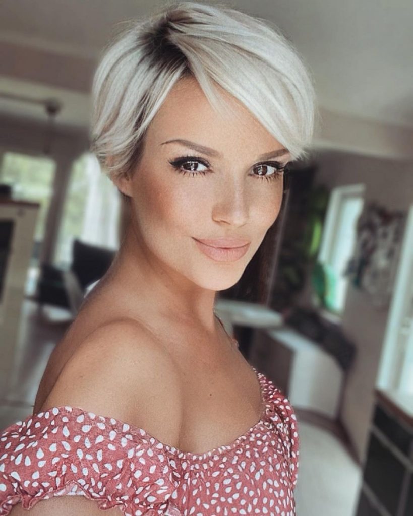 Pixie cut corto con ciuffo da abbinare a chi è solito indossare gli ...