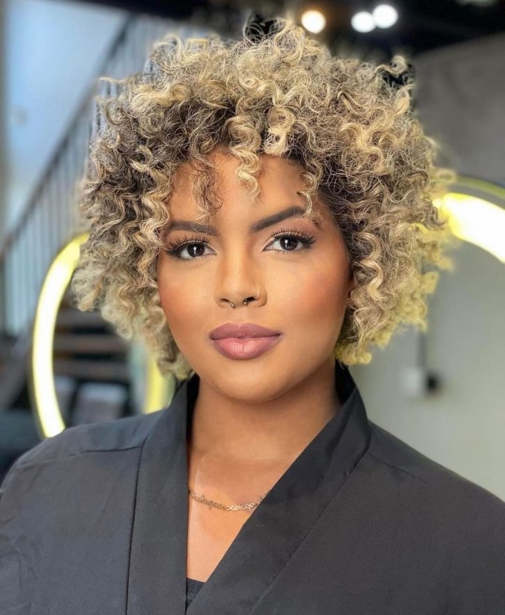 Balayage su capelli ricci di ogni lunghezza, ecco qualche look da copiare!