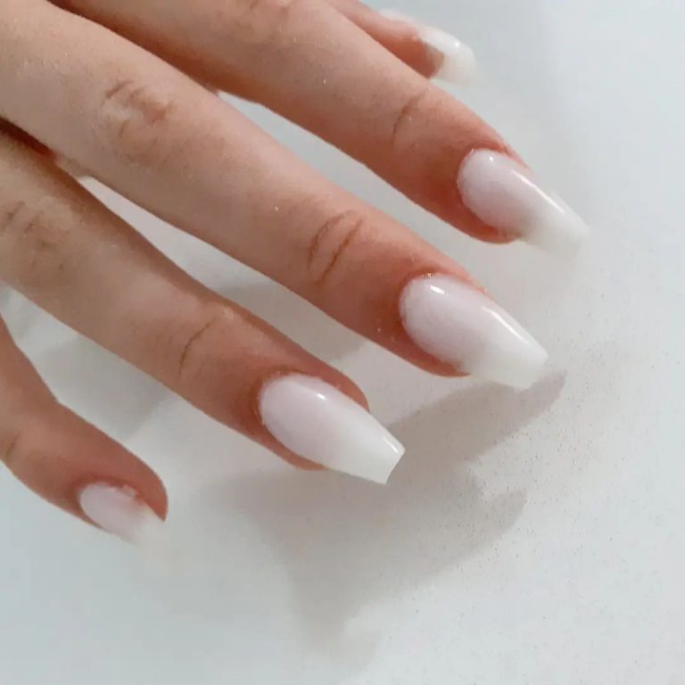 Unghie bianco latte, alcune nail art alla moda da cui prendere spunto