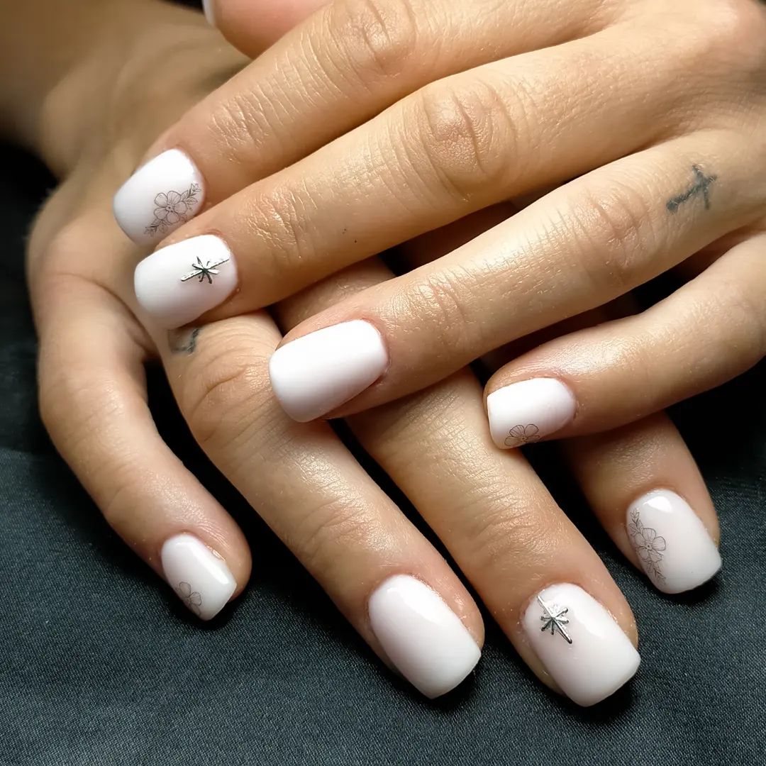 Unghie bianco latte, alcune nail art alla moda da cui prendere spunto