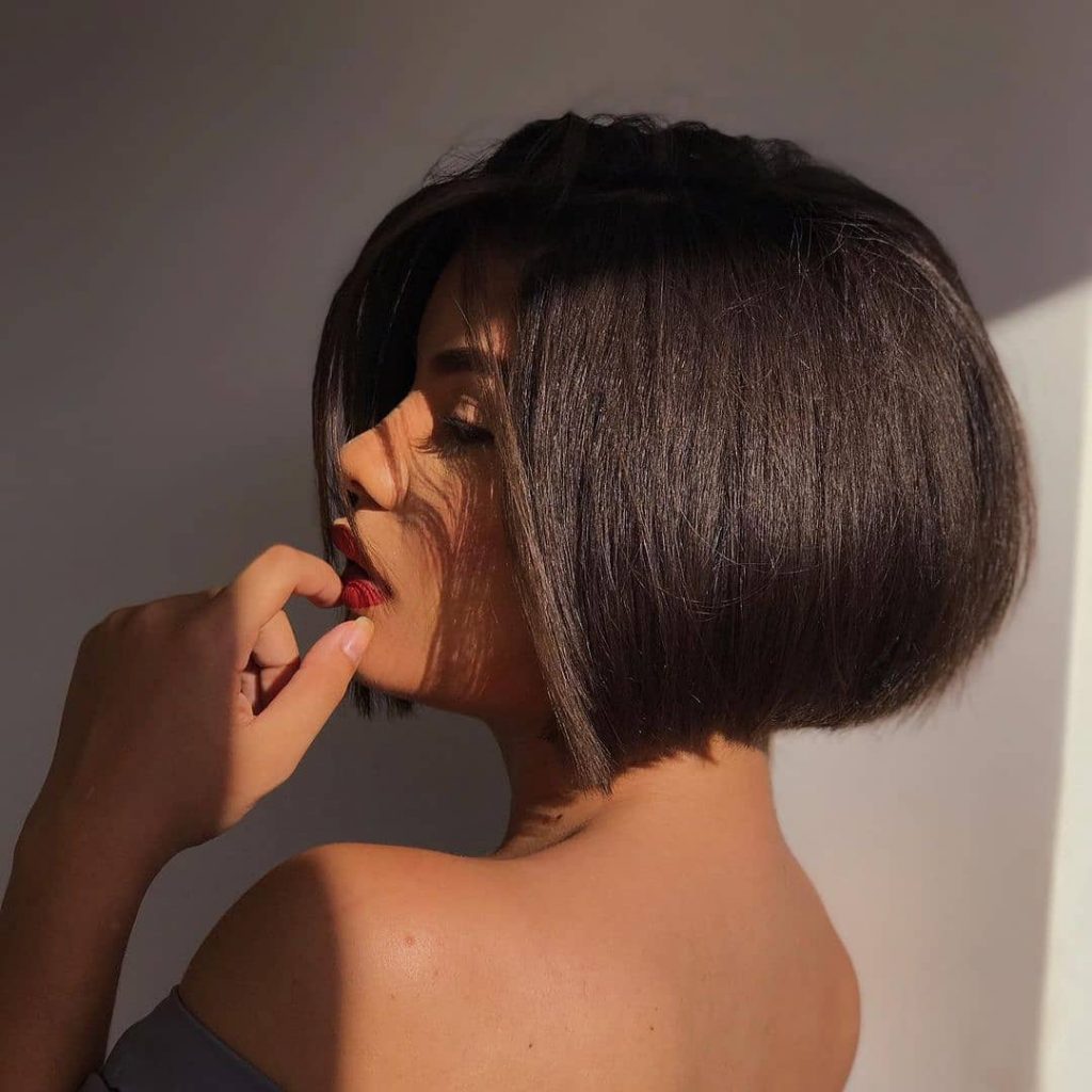 [35 FOTO] Caschetti corti simili tra di loro, con styling liscio e riga ...