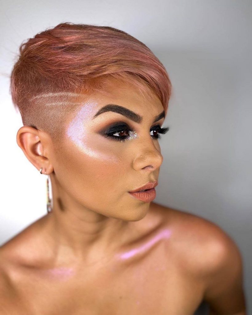 Pixie cut corto e rasato, colore caldo ideale per l'autunno! Un taglio ...